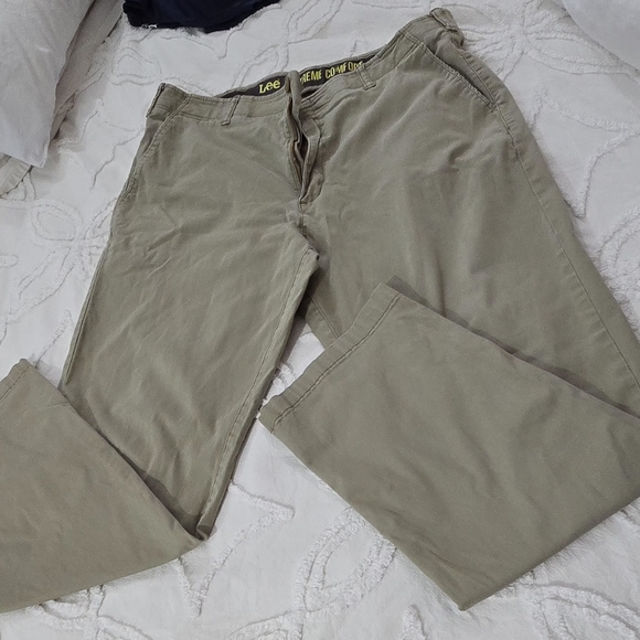 Lee | Pants | Mens Lee Xtreme Comfort Khaki Pants In Size 38x32 | Poshmark